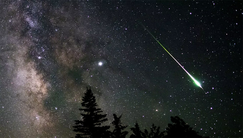 Time-Lapse Photographer Captures Stunning Meteor Explosion While Fast ...