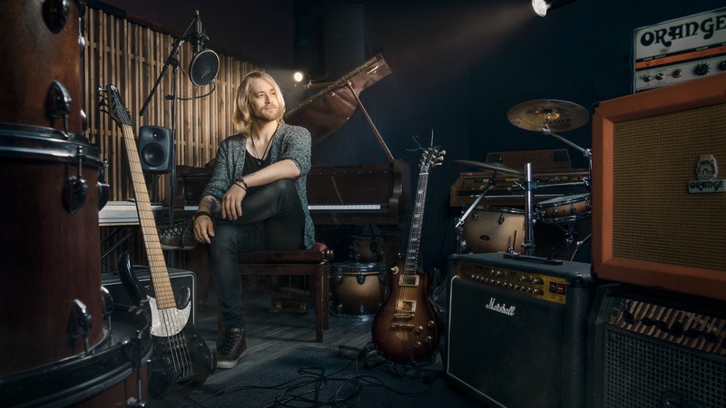 One man - entire band - Sanna Vornanen on Fstoppers