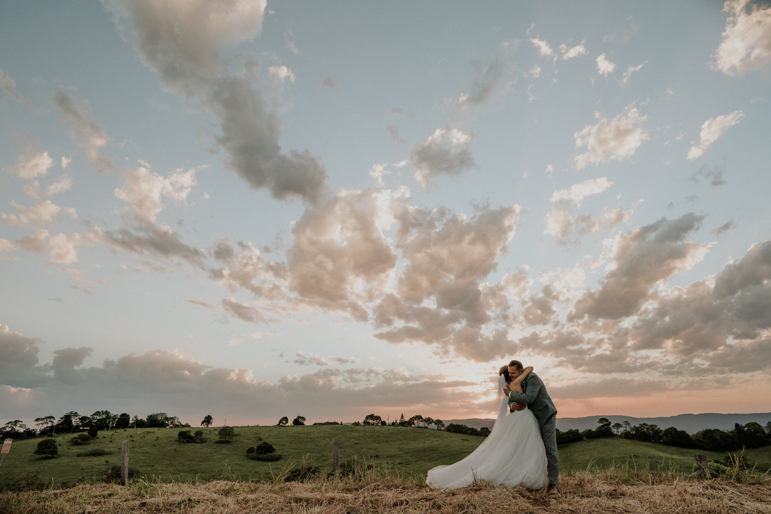 Wedding Photographer Surprises Blind Bride With an Innovative Multi ...