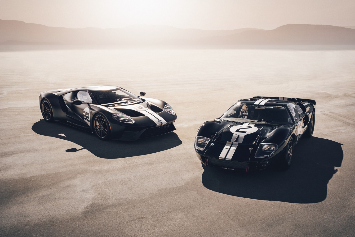 2017 Ford GT Heritage Edition and the 1966 Le-Mans-winning Ford GT40 ...
