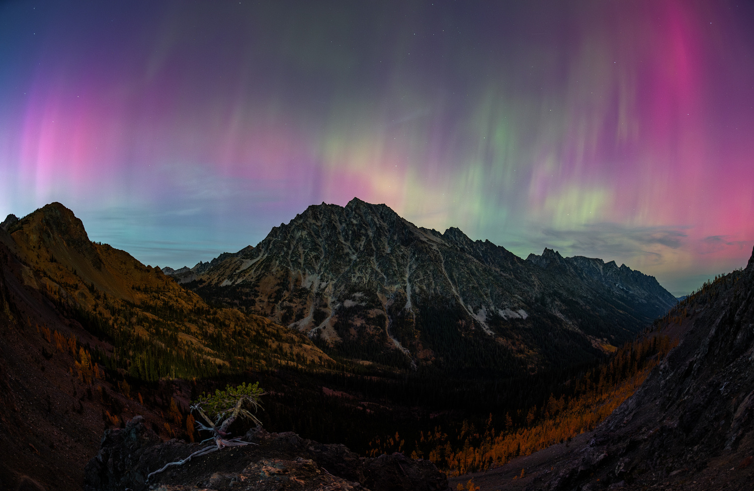 Northern lights above Mount Stuart - John Quach on Fstoppers