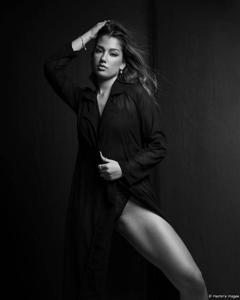 Angelia in black on black - Hector Reyes on Fstoppers