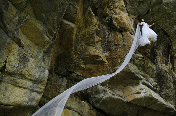 Breathtaking Pictures of Dancers and Couples on the Edge of a Cliff ...