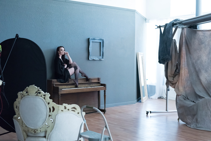 Simple Ways to Manipulate Natural Light in a Boudoir Studio | Fstoppers