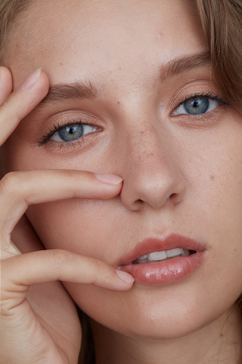 How I Simulated Window Light in This Beauty Shoot | Fstoppers