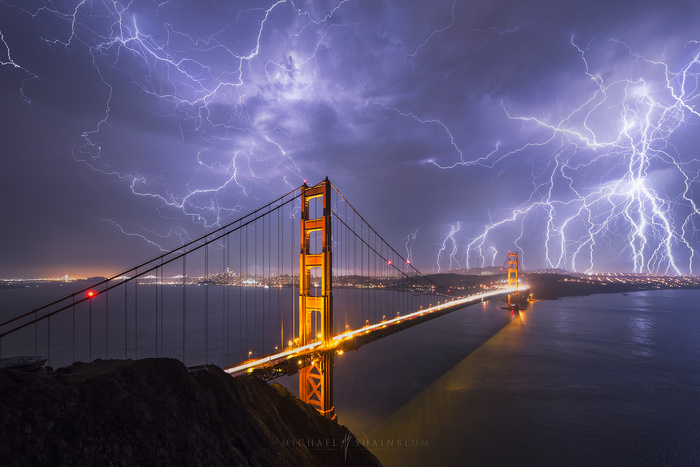 An Electrifying Photo of the Golden Gate Bridge and the Story Behind It ...