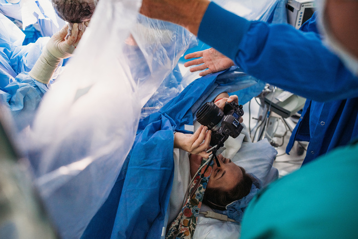 Photographer Takes Pictures Throughout Her C-Section to Document Her ...