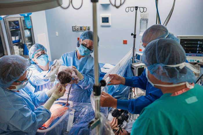 Photographer Takes Pictures Throughout Her C-Section to Document Her ...