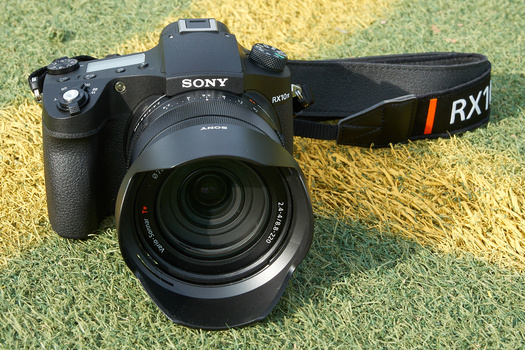 First Hands-On Impressions of the Sony RX10 IV, the All-In-One Bridge ...