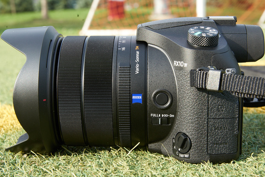 First Hands-On Impressions of the Sony RX10 IV, the All-In-One Bridge ...
