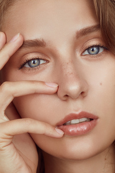 How I Simulated Window Light in This Beauty Shoot | Fstoppers