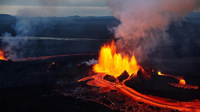 See The Incredible Photos That Captured Iceland’s Largest Volcanic ...