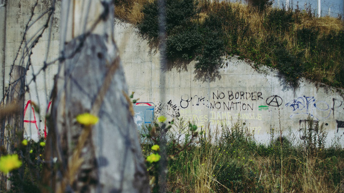 People are Accusing the Viral Photo of a Mother and Children Fleeing at ...