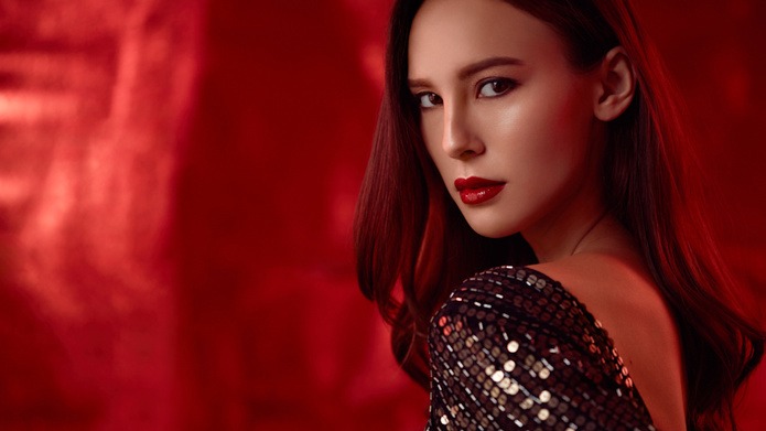 How I Shot This With a Cheap and Unimpressive Looking Backdrop | Fstoppers