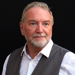 Stephen Lowrey on Fstoppers