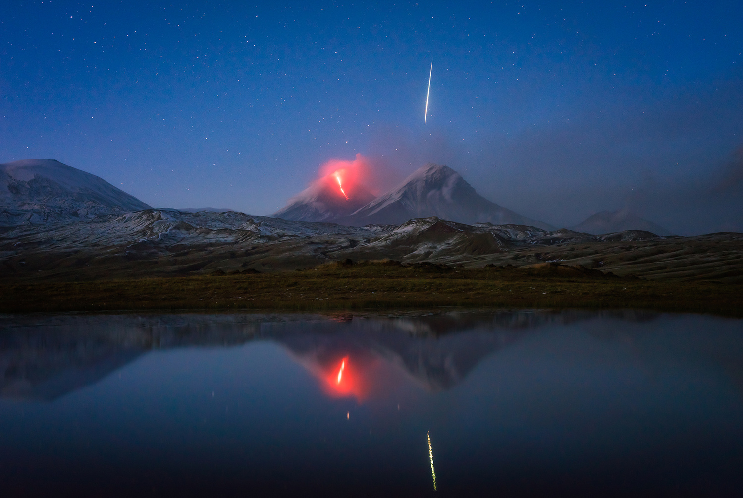 Photographer Captures an Erupting Volcano and Gets a Perfectly Aligned ...