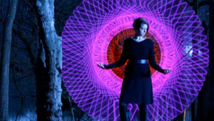 [Tutorial] Light Painting Master Dennis Calvert's Techniques | Fstoppers